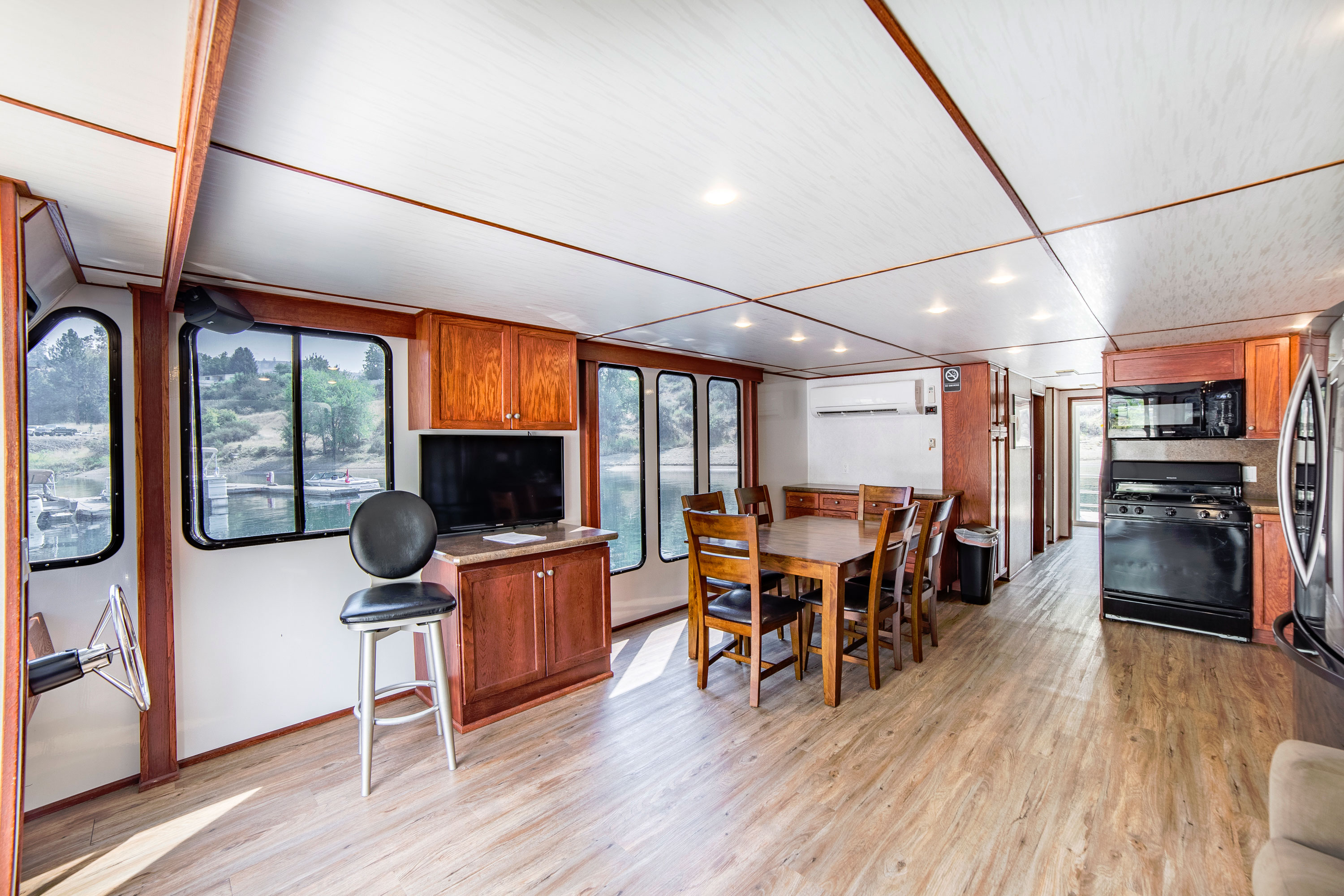 Luna Class Houseboat