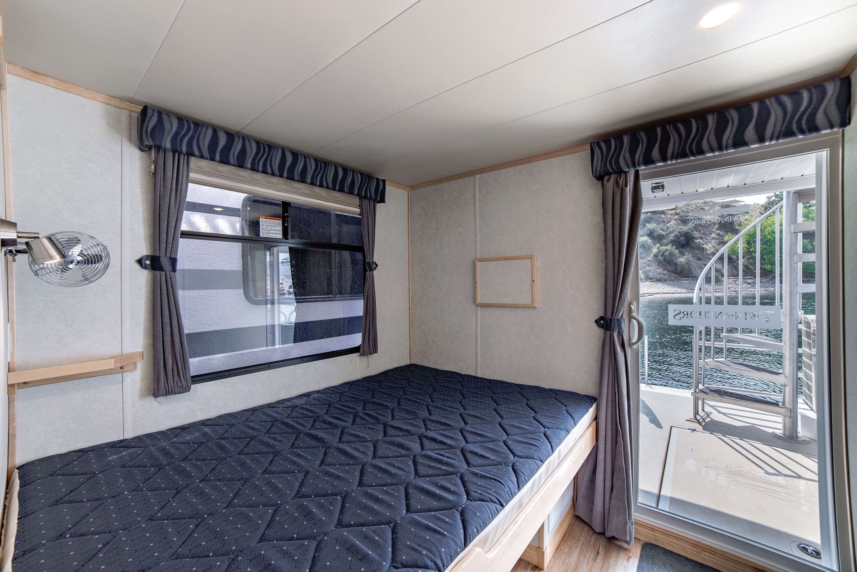 Luna Class Houseboat